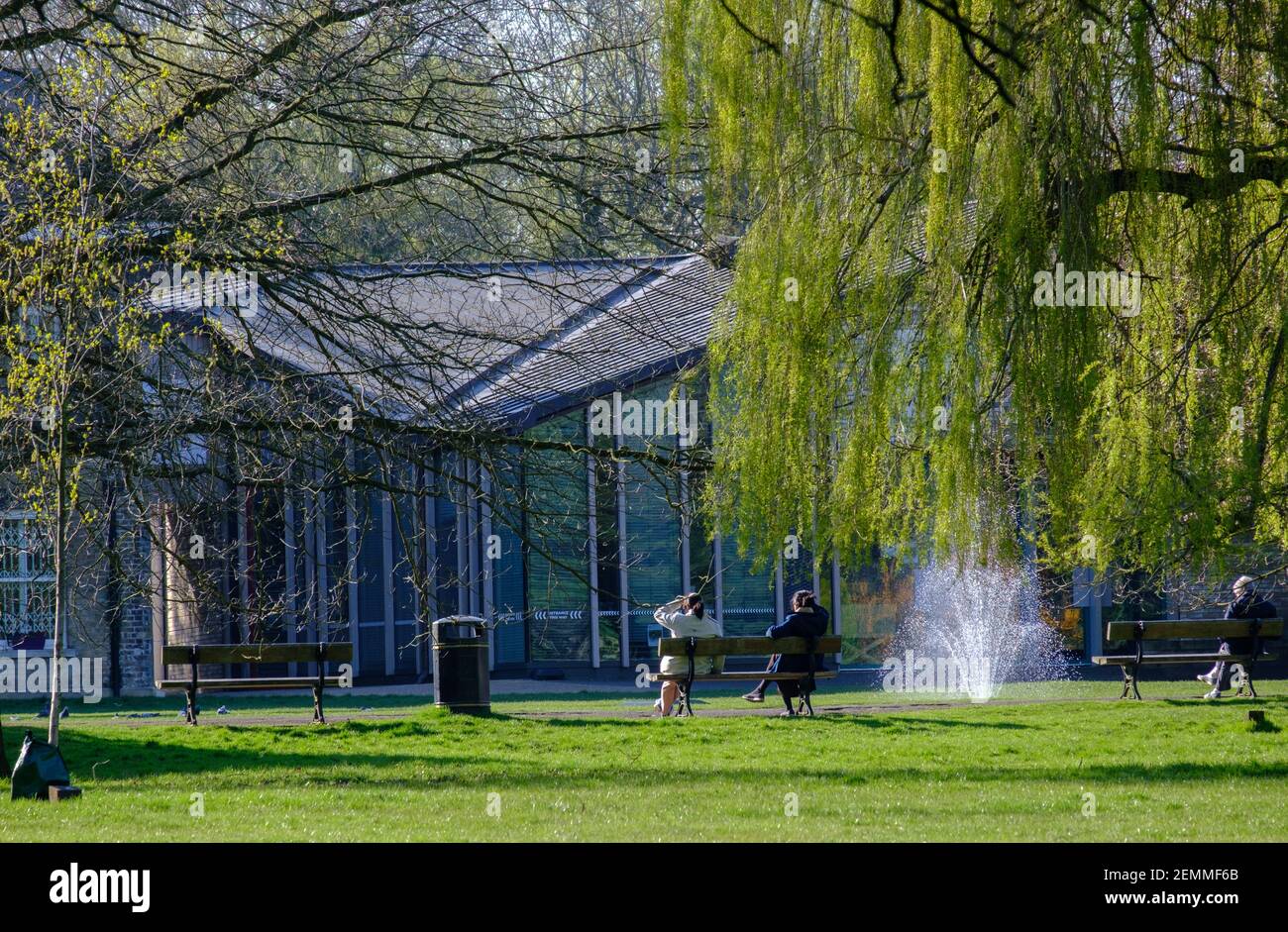 People sitting on park benches hi-res stock photography and images - Alamy