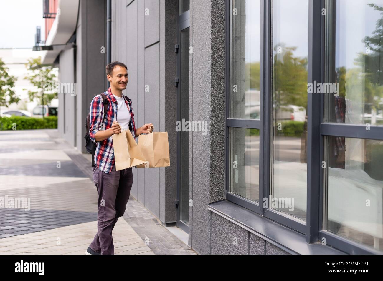 delivery man with paper containers for takeaway food Stock Photo - Alamy