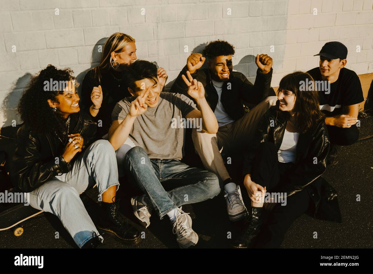 Gesturing teenager hi-res stock photography and images - Alamy