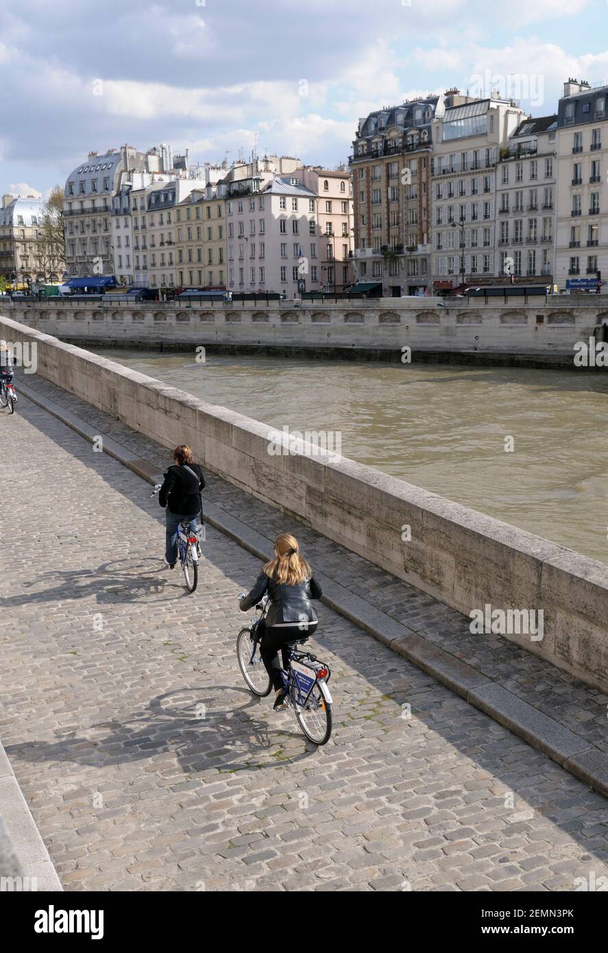 Paris cycling path people hi-res stock photography and images - Alamy