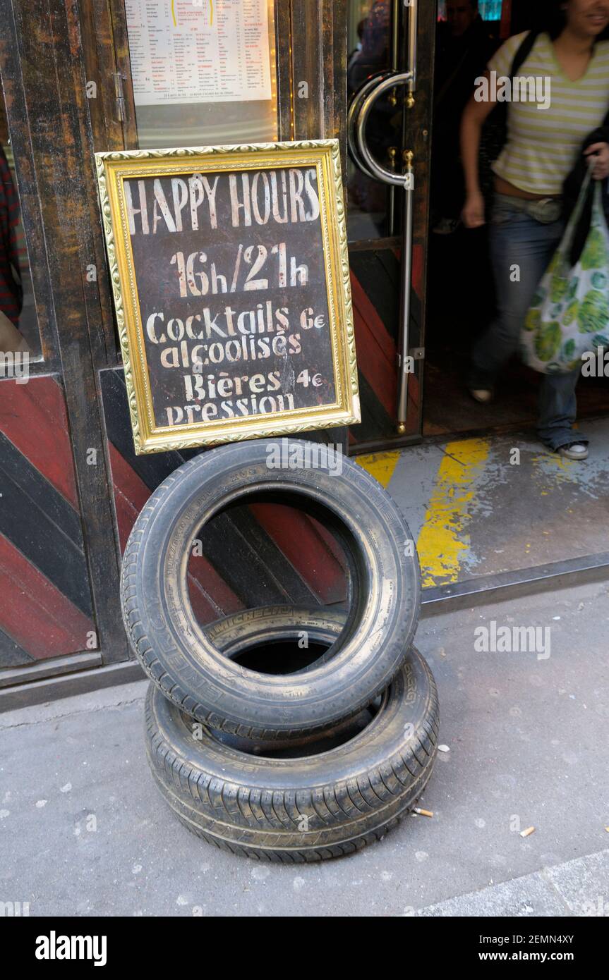 Paris happy hour hi-res stock photography and images - Alamy