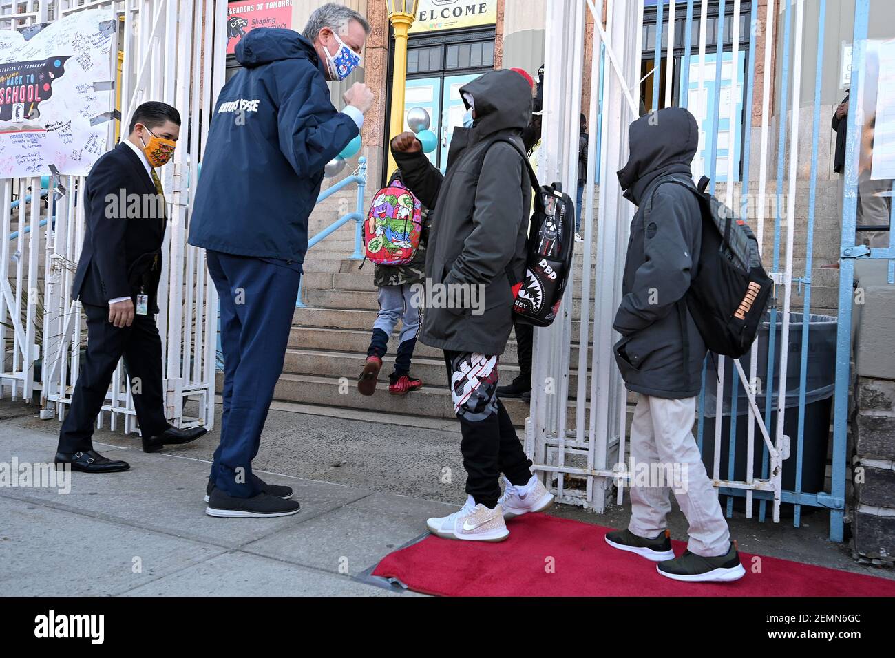 New York City Mayor Bill de Blasio greets students returning to in ...