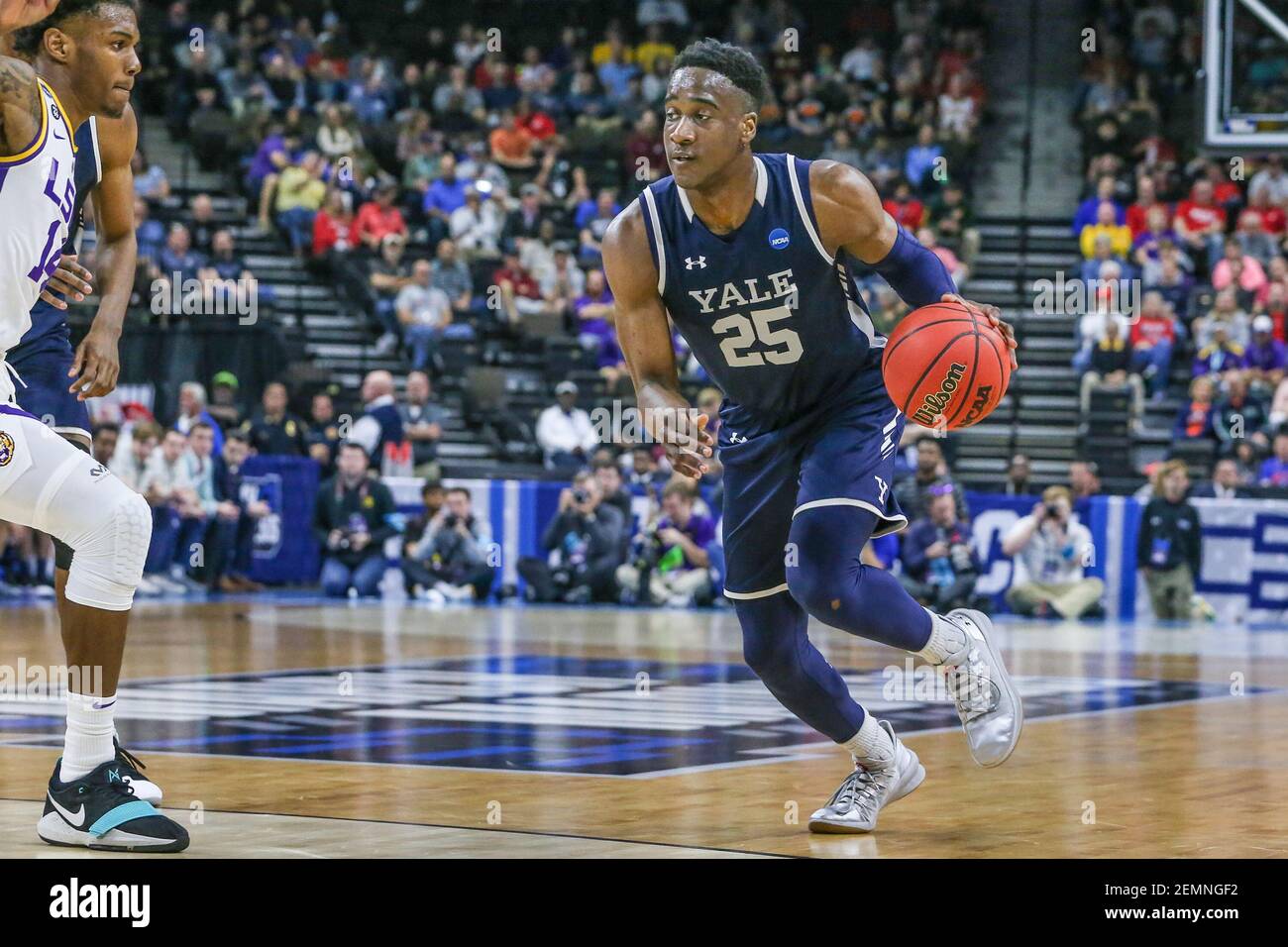 Yale Bulldogs guard Miye Oni (25) advances the ball during the first ...