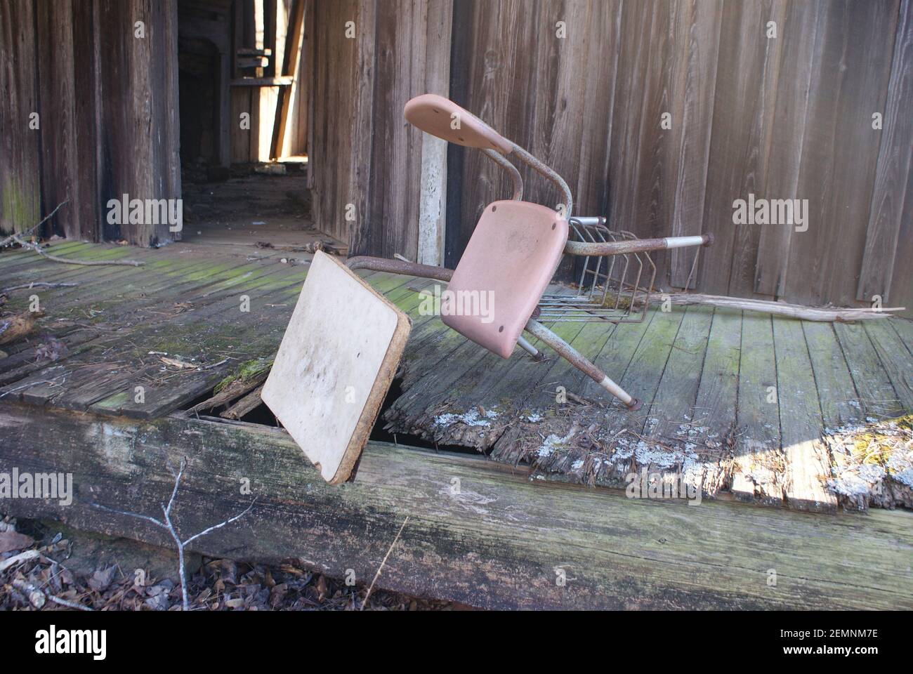 Abandoned desk hi-res stock photography and images - Alamy