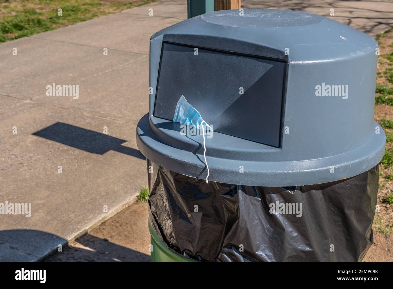 Garbage can lid hi-res stock photography and images - Alamy