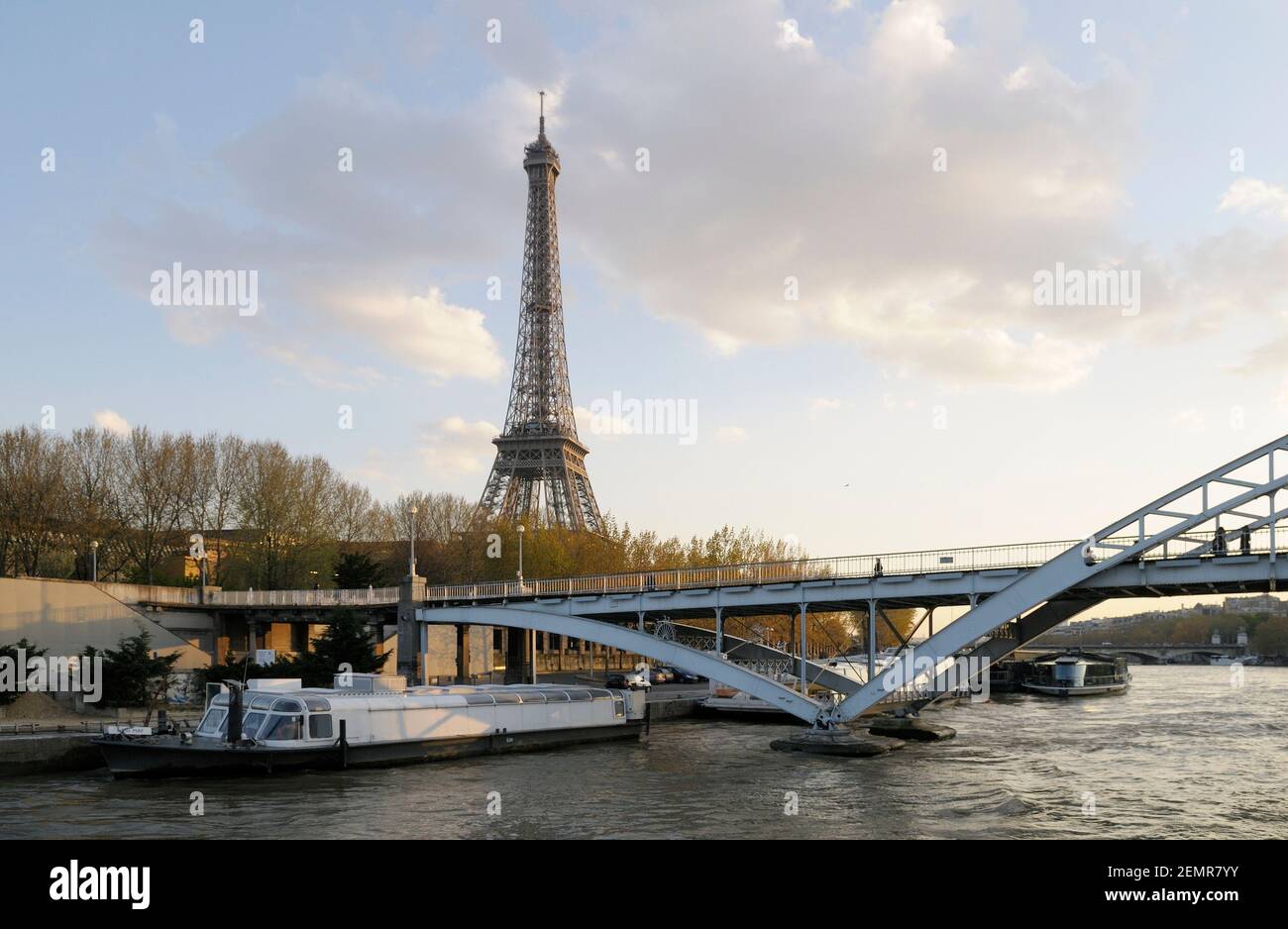 Paris sightseeing boats eiffel tower hi-res stock photography and ...