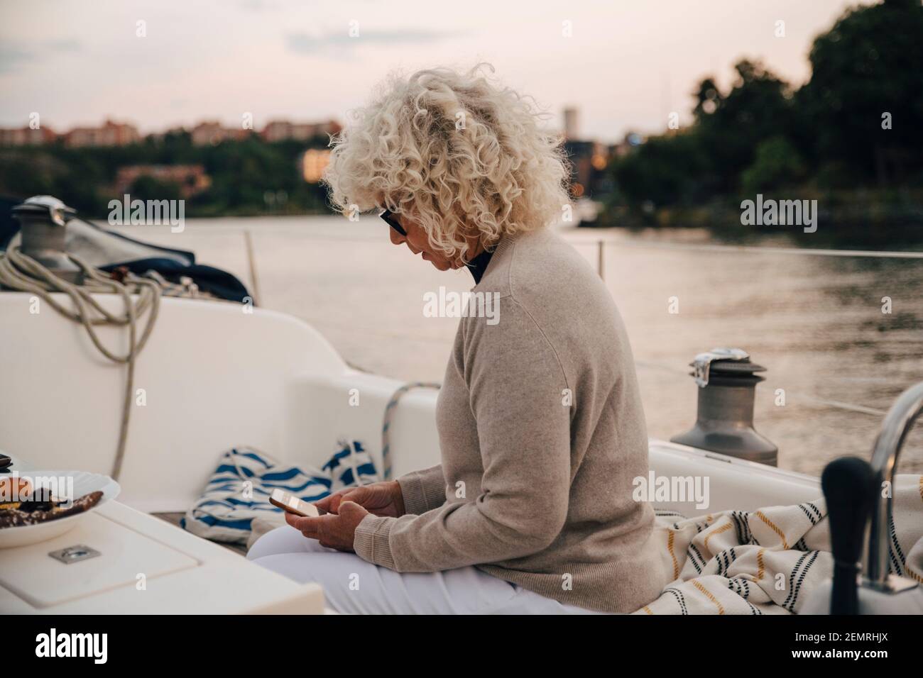 Weekend text in white hi-res stock photography and images - Alamy