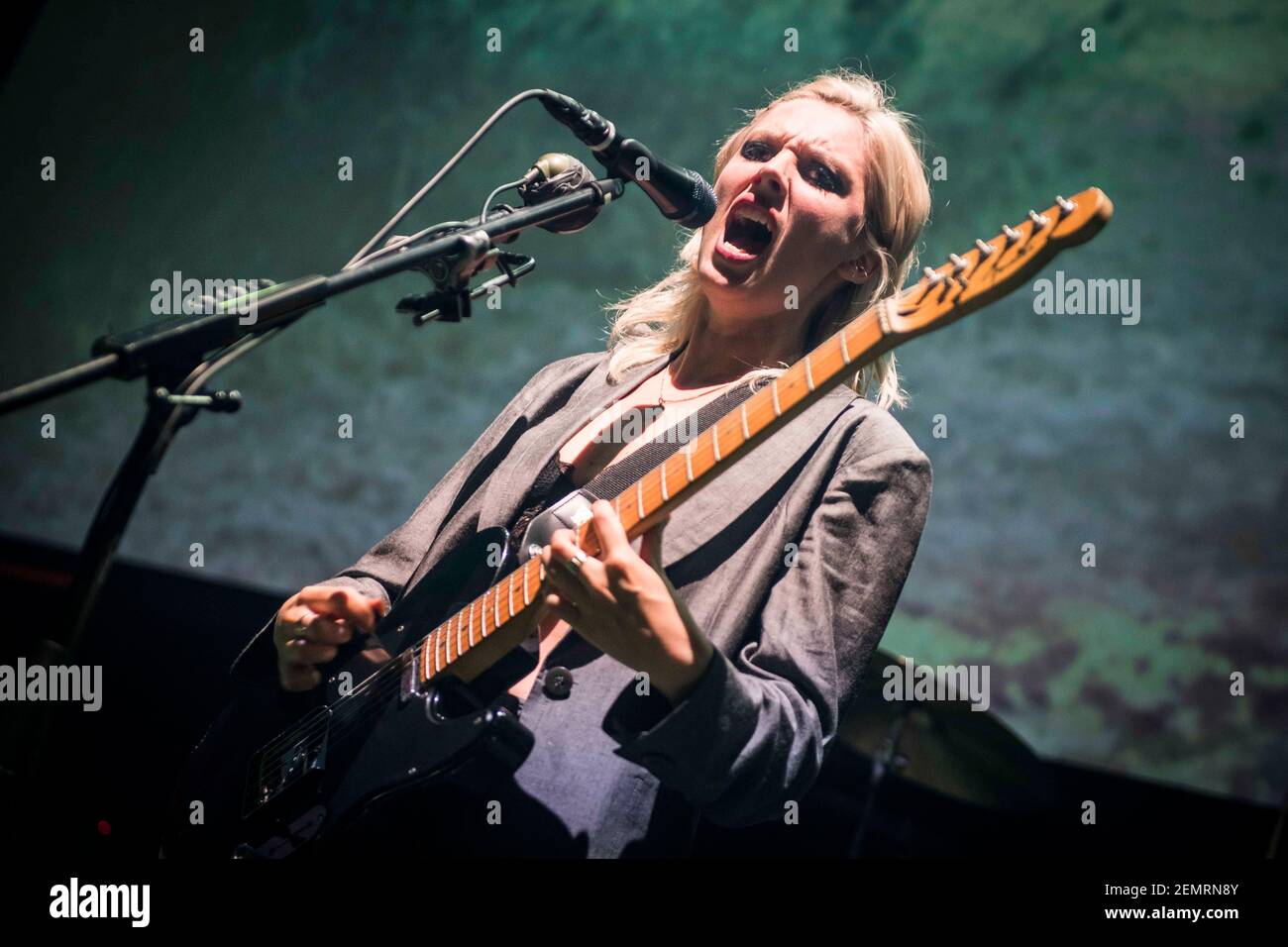 Ellie rowsell of wolf alice hi-res stock photography and images - Alamy