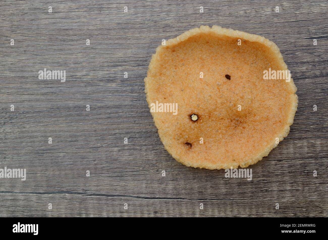 A single prawn cracker food Stock Photo - Alamy