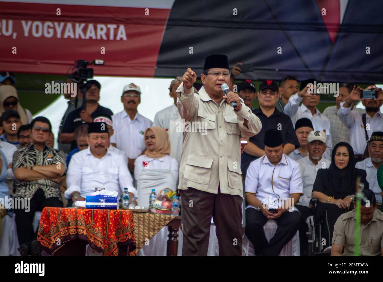 Indonesian presidential candidate Prabowo Subianto speaks the ...