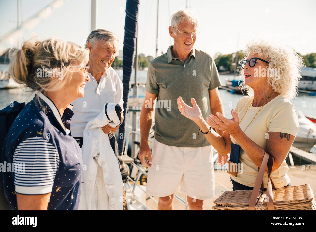 Couples talking hi-res stock photography and images - Alamy