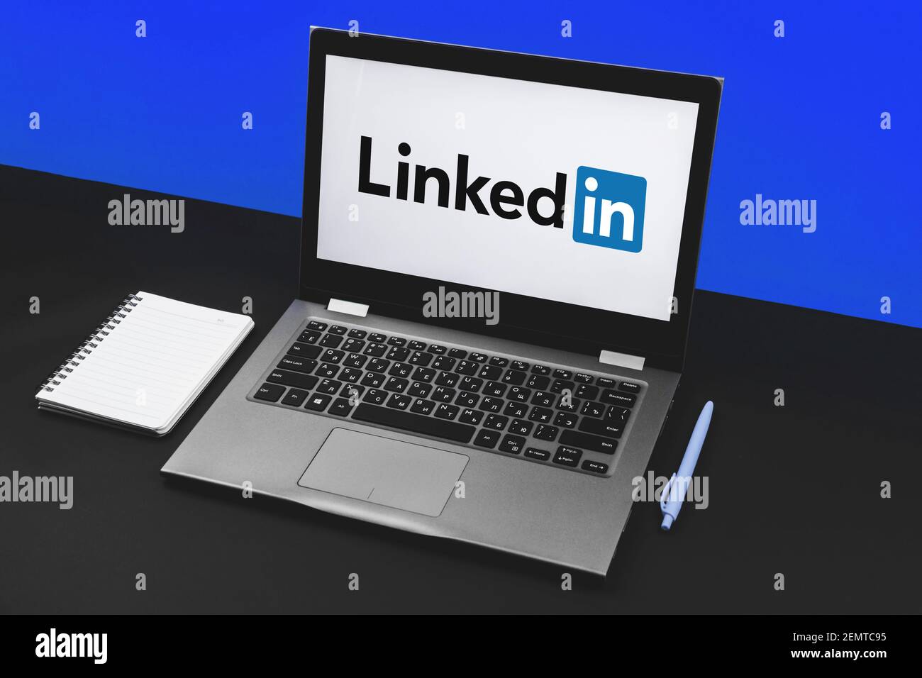 Twitter logo on screen office hi-res stock photography and images - Alamy