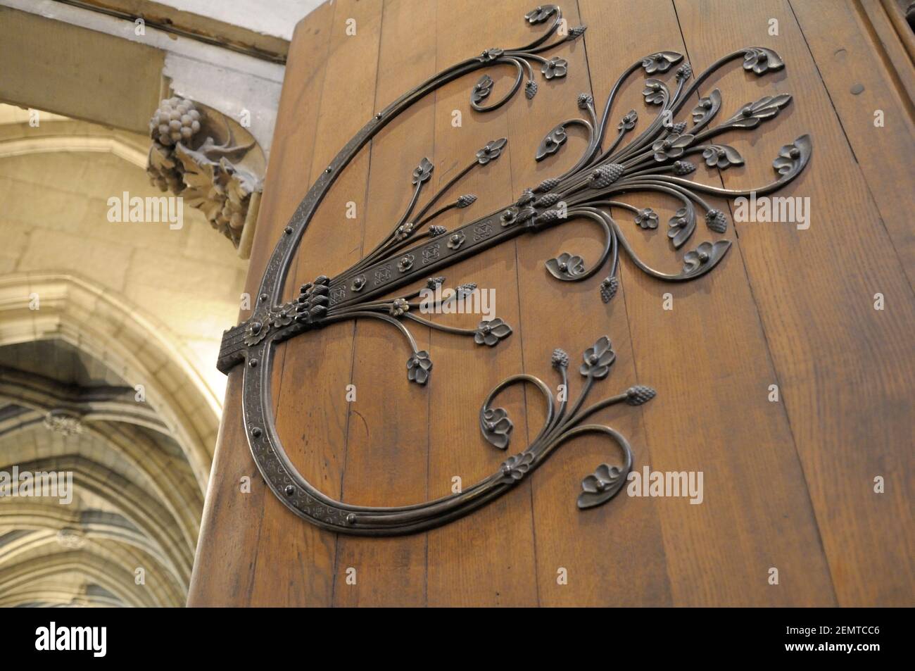 Ornate hinge church door hi-res stock photography and images - Alamy
