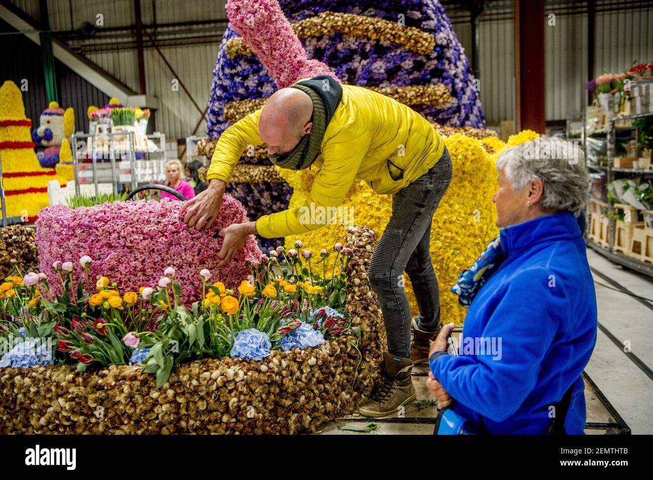 SASSENHEIM - Building up the flower cars for the flower parade on ...