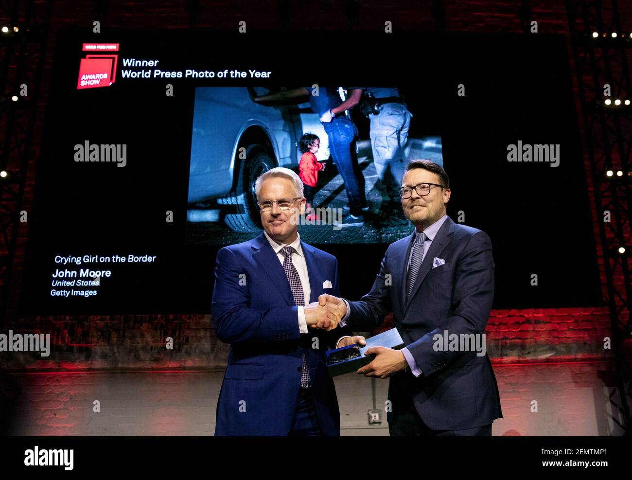 Prince Constantijn with the winner of the World Press Photo, John Moore ...