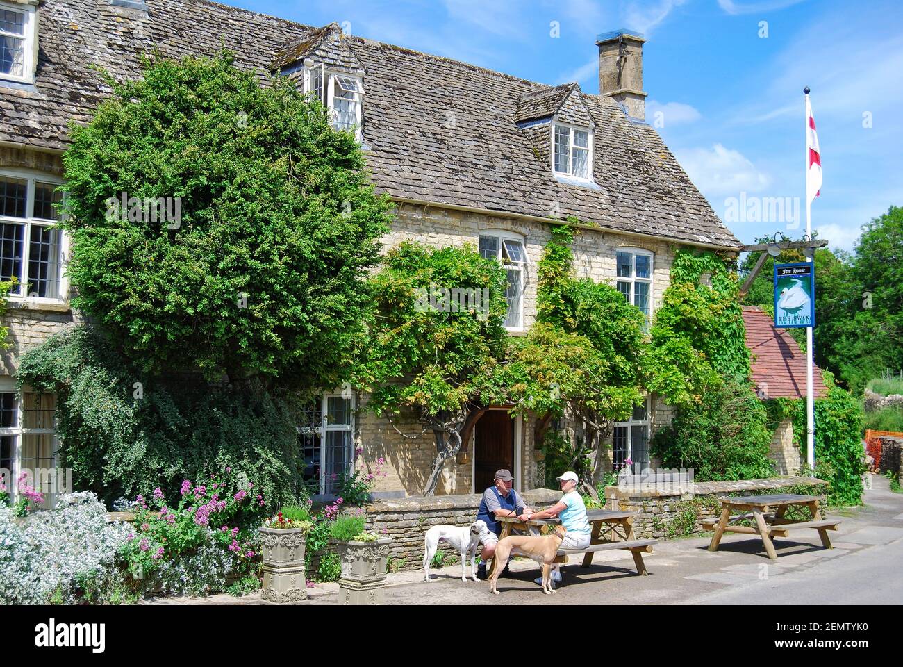 Cotswolds pub, the swan inn hi-res stock photography and images - Alamy