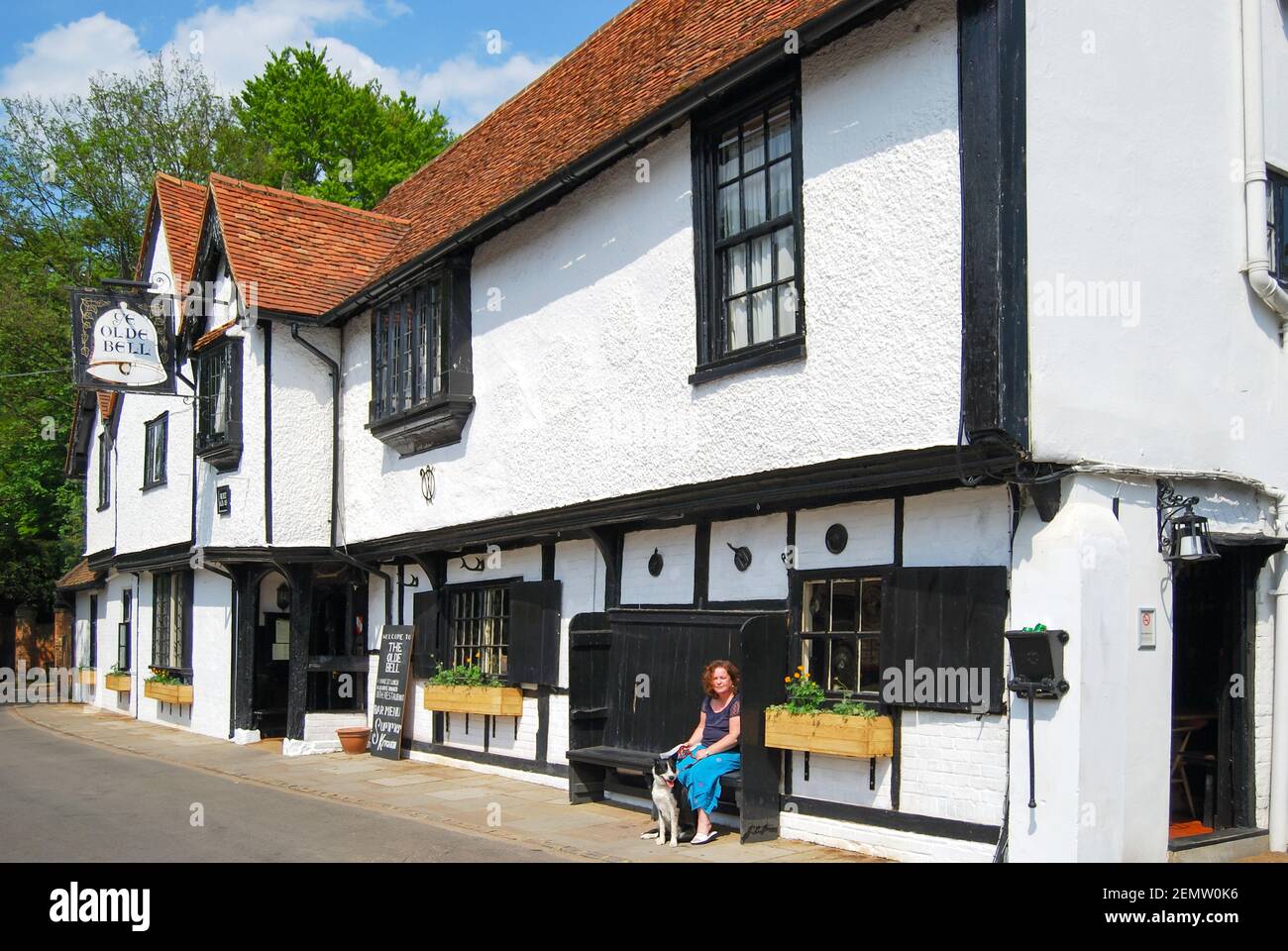 Uk berkshire hurley high street hi-res stock photography and images - Alamy
