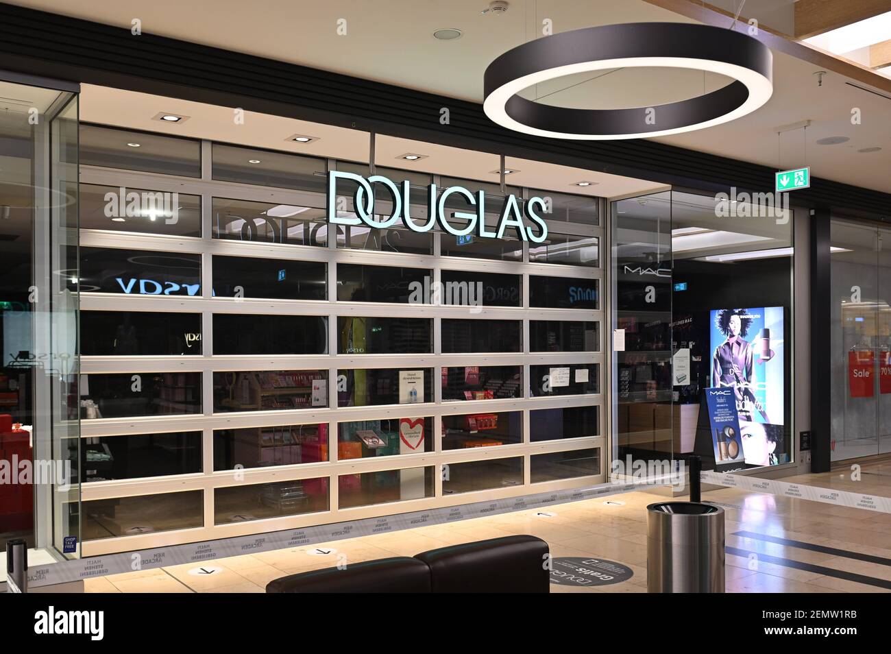 Perfume chain hi-res stock photography and images - Alamy