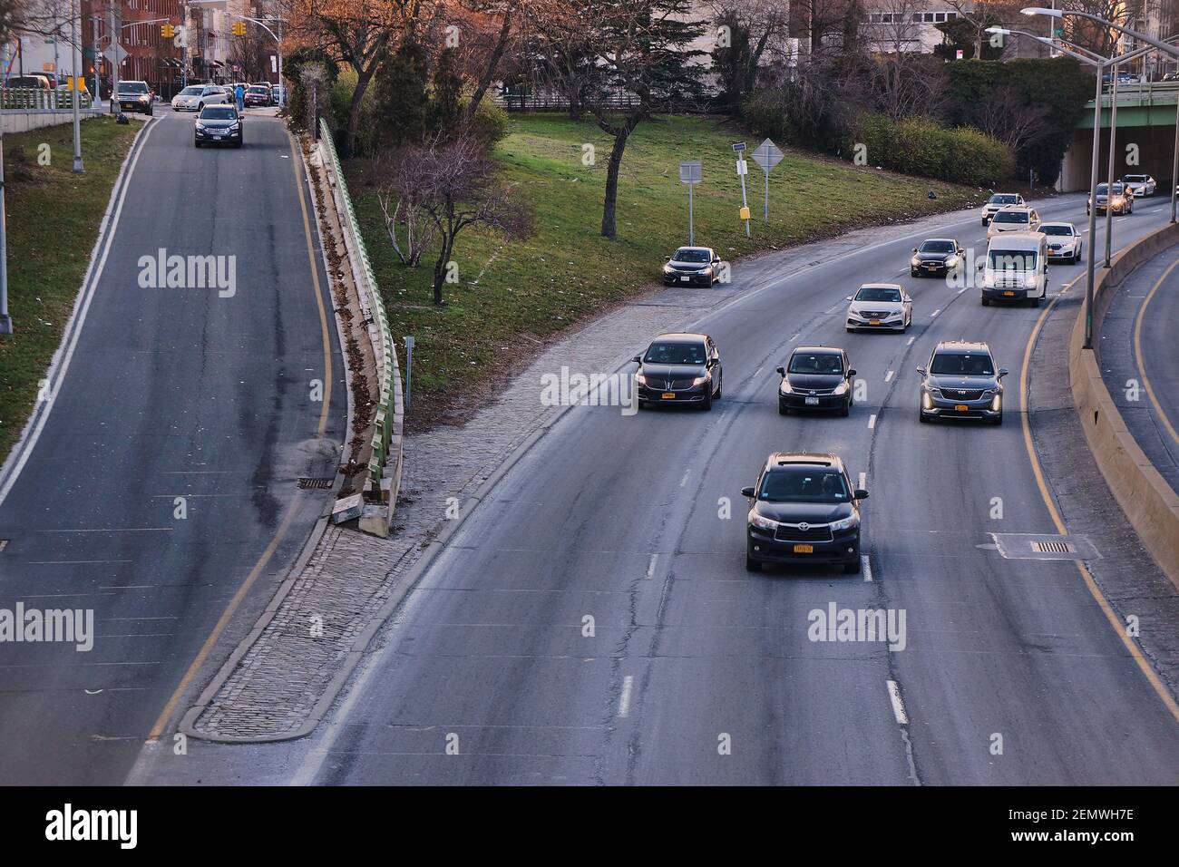 Rush hour traffic on Prospect Expressway by 7th Avenue Stock Photo - Alamy