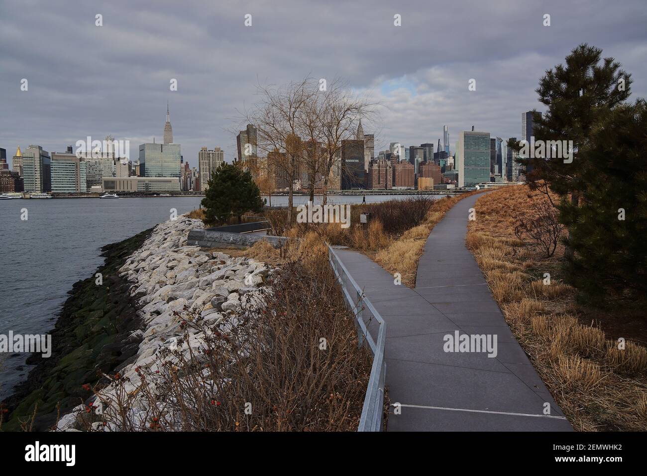 Hunter's Point park extension: view of the East River and Midtown ...