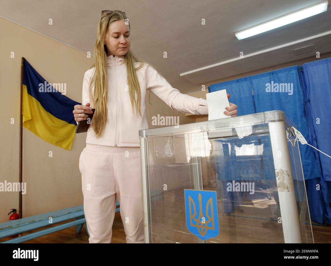 A Ukrainian seen casting her vote at the polling station during the ...