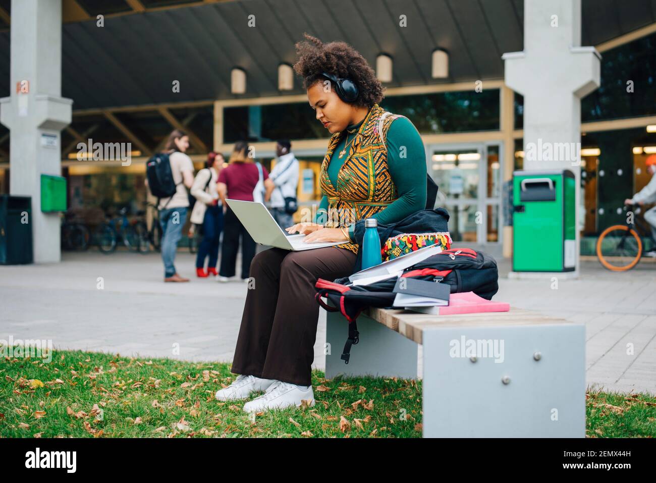 Female e learning hi-res stock photography and images - Alamy