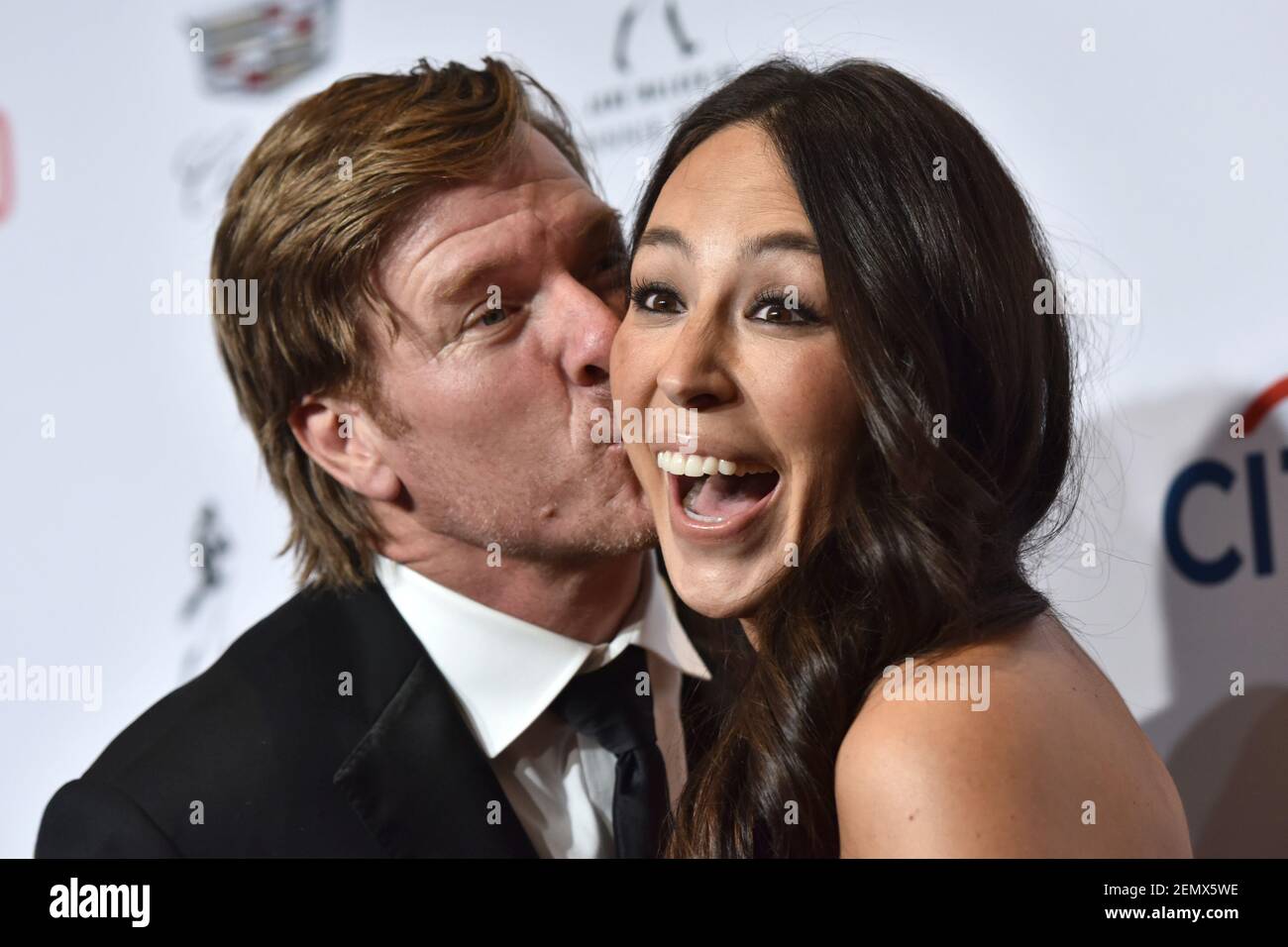 (L-R) Chip Gaines and Joanna Gaines walking the red carpet at the 2019 ...
