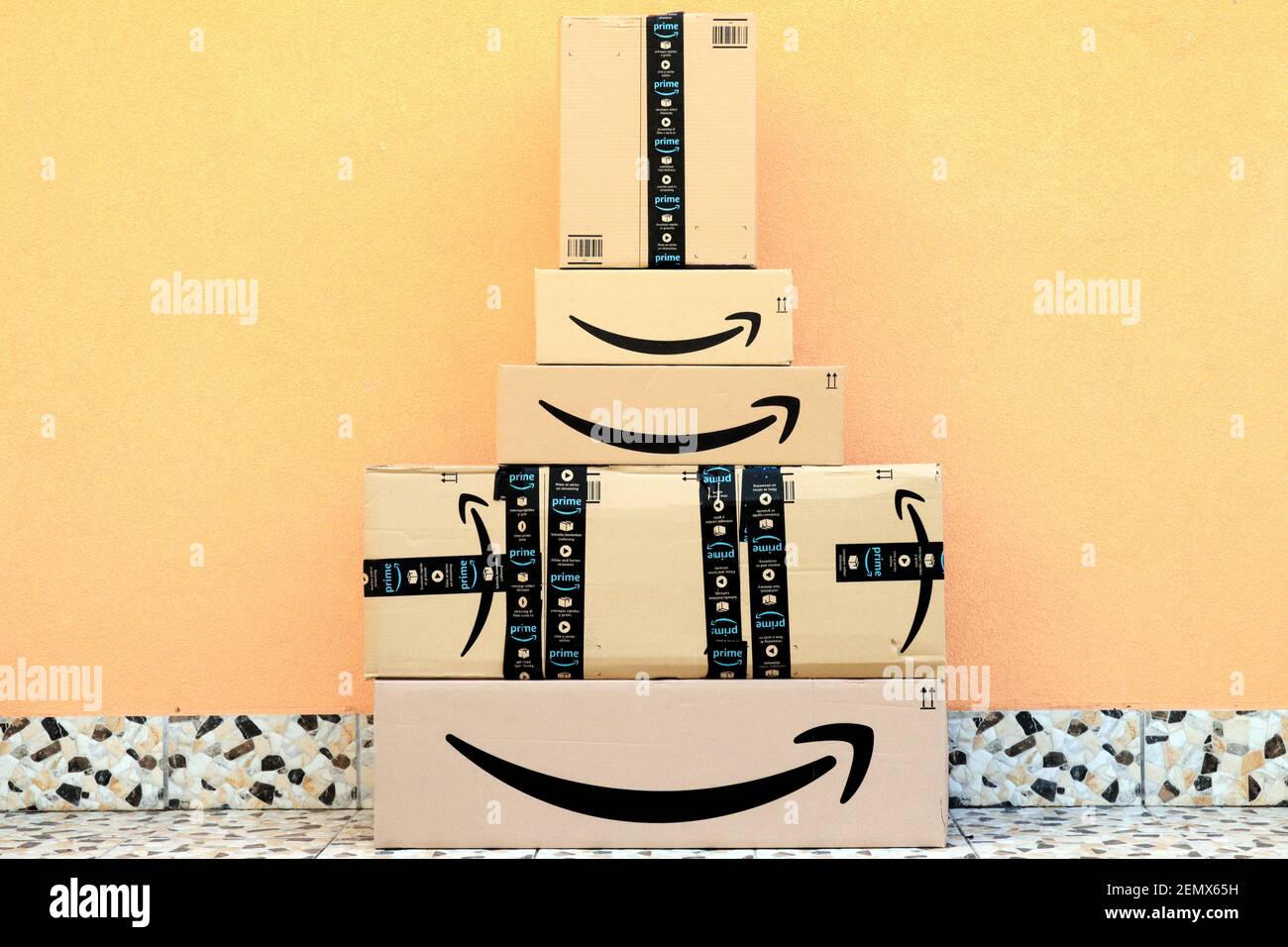Stack of amazon shipping boxes hi-res stock photography and images - Alamy