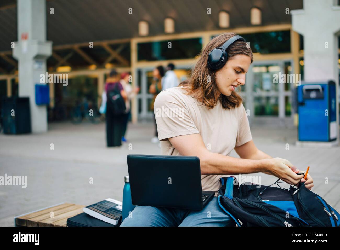 University students sitting on bench hi-res stock photography and ...