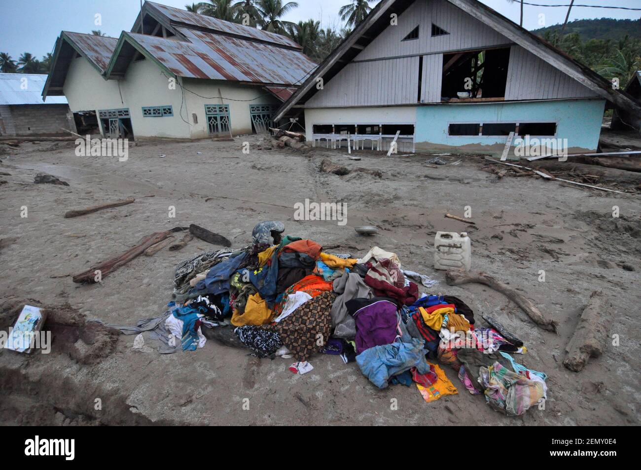The general view of mud in the homes of residents affected by banjir ...