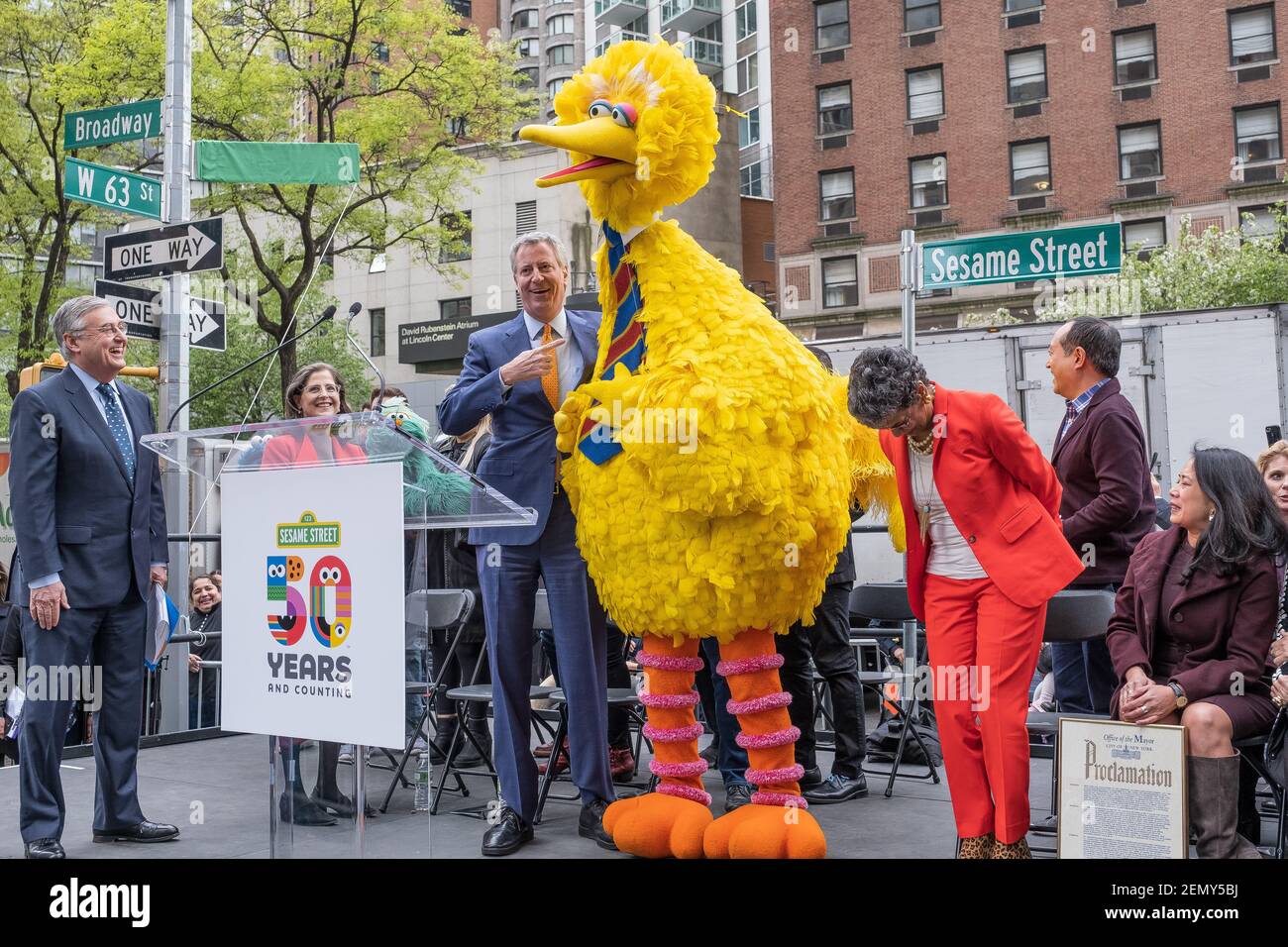 Big Bird is seen is seen with NYC Mayor Bill de Blasio during a ...