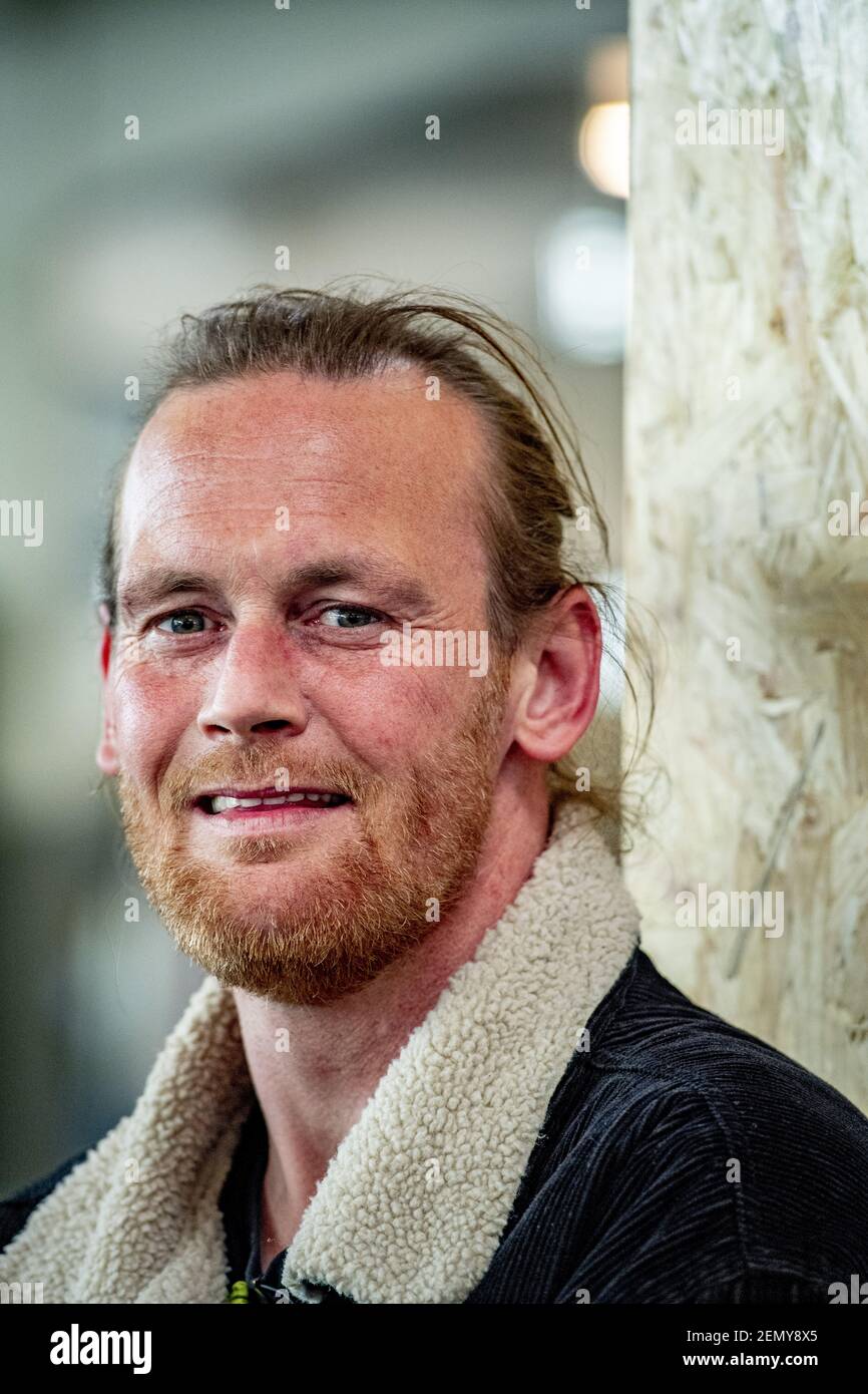 ROTTERDAM - "Caveman" Patrick exhibits photos of his addiction and ...