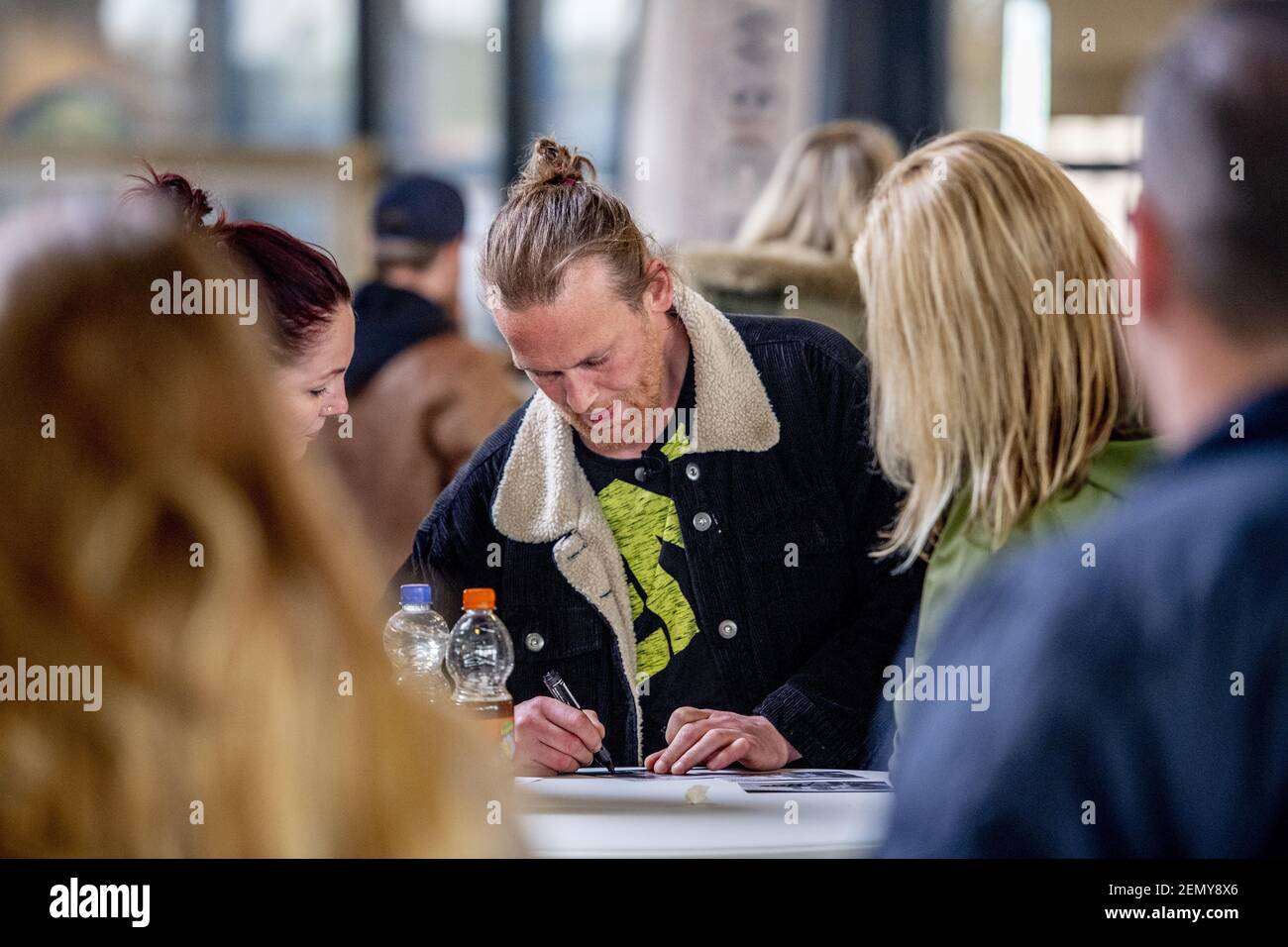 ROTTERDAM - "Caveman" Patrick exhibits photos of his addiction and ...