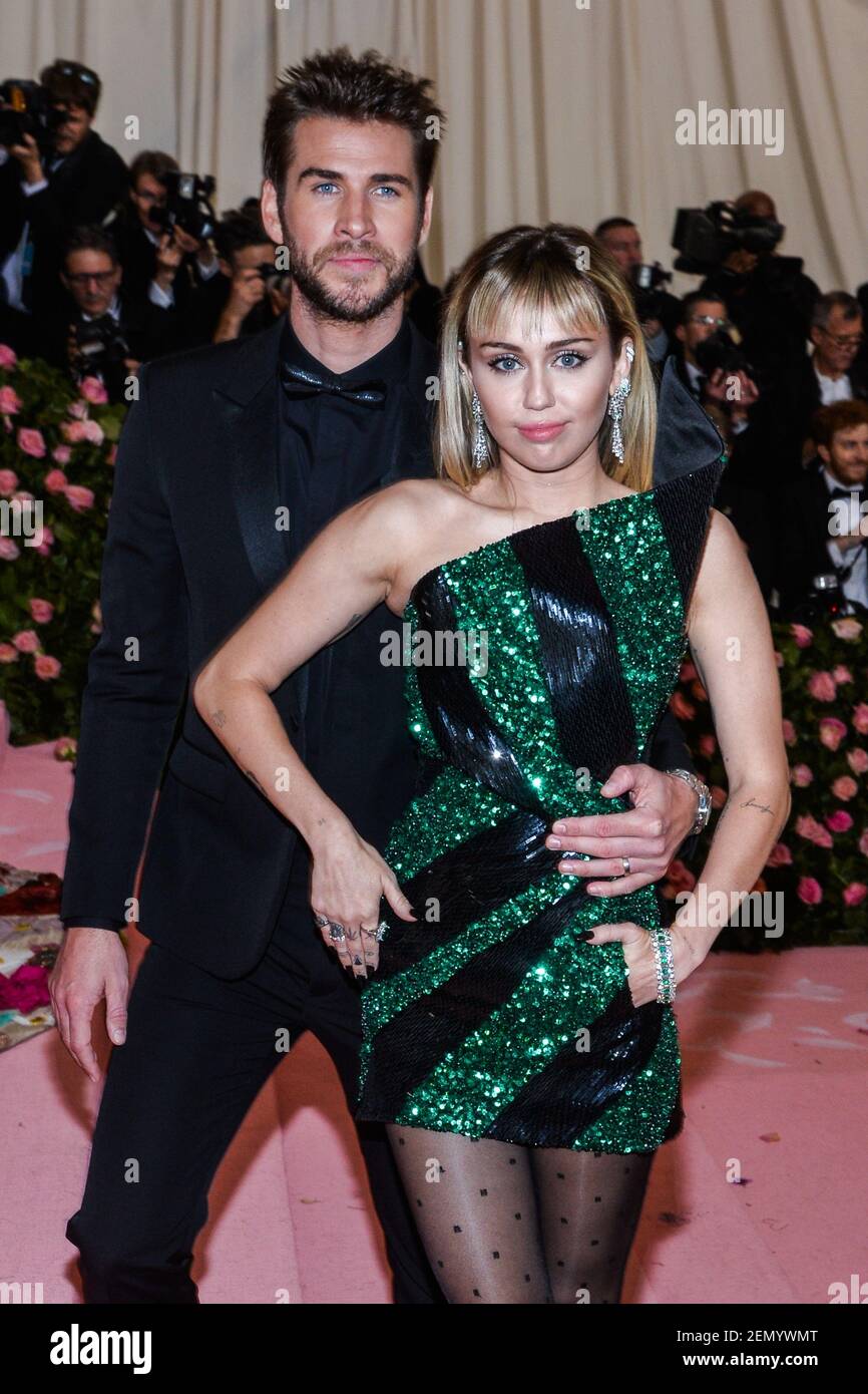 Miley Cyrus and Chris Hemsworth walking on the red carpet at The ...