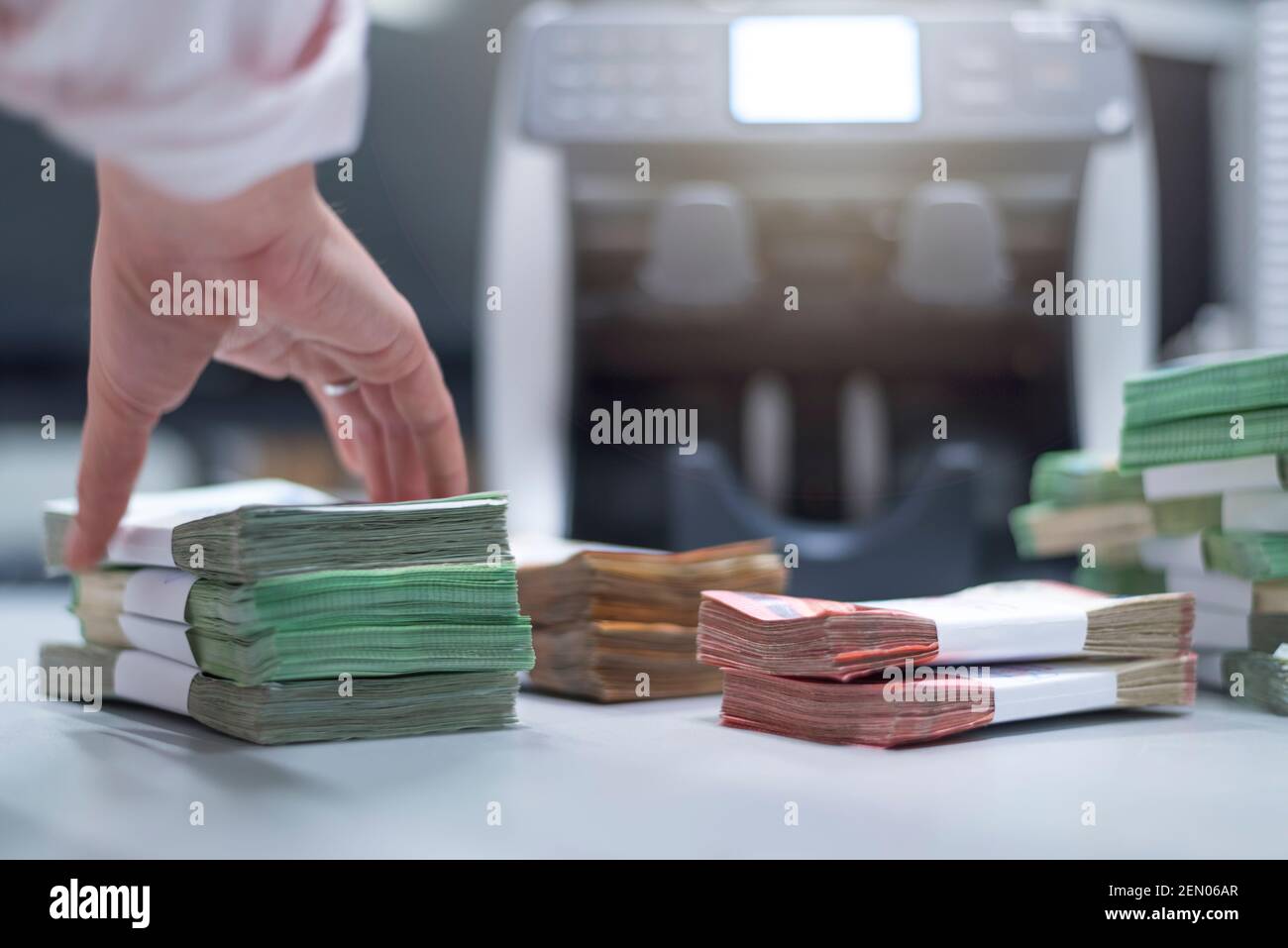 Sorting banknotes hi-res stock photography and images - Alamy