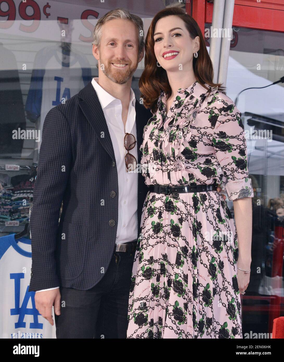(R-L) Anne Hathaway and Husband Adan Shulman at Anne Hathaway's Star On ...