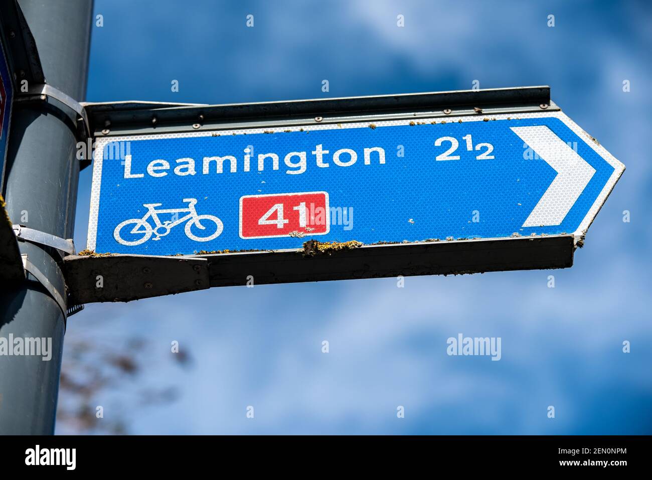 Sign pointing to Leamington and indicating National Cycle Route 41 in ...