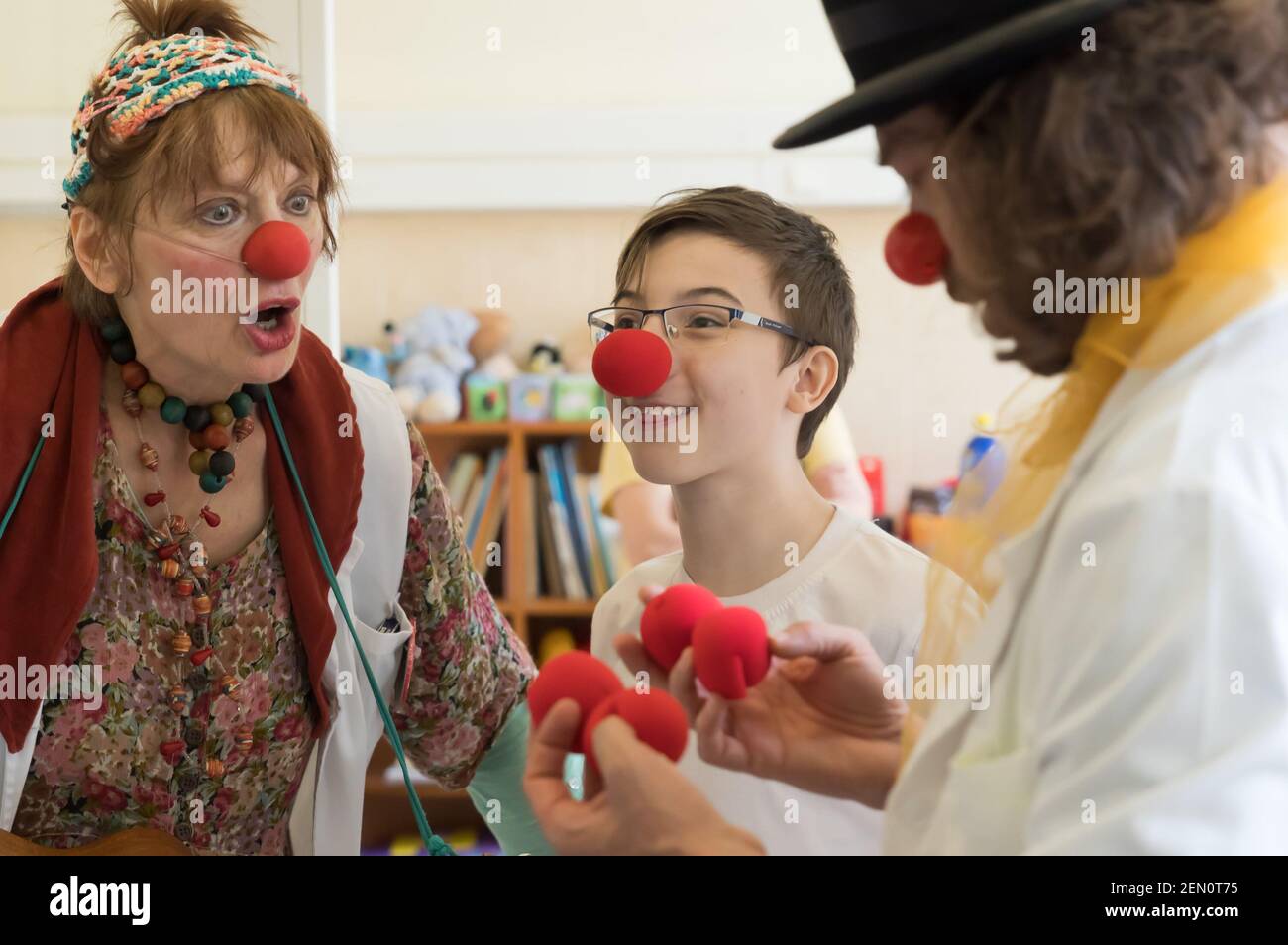 (190515) -- BEIJING, May 15, 2019 (Xinhua) -- Clown doctors amuse a ...