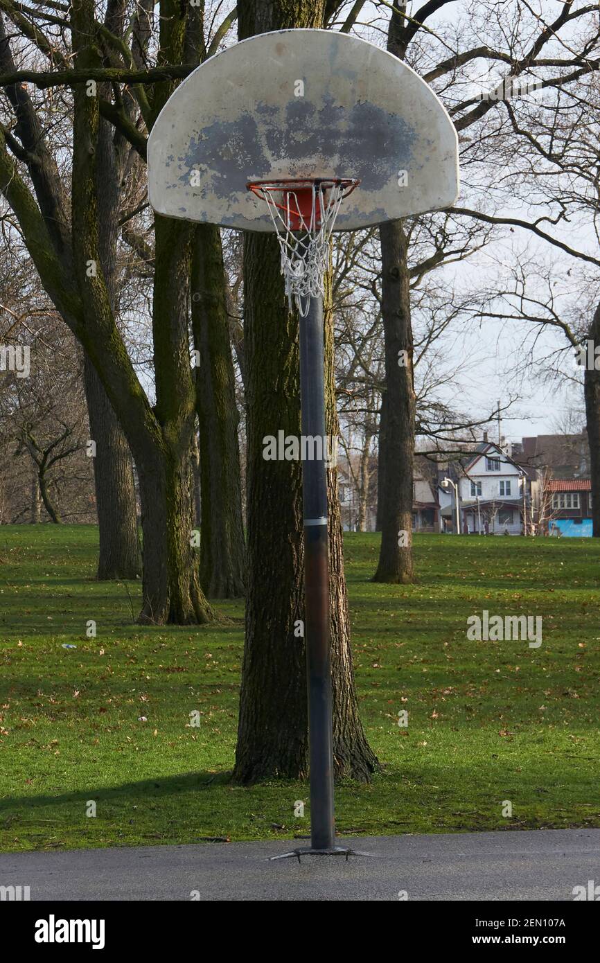 Kids playing basketball outside hi-res stock photography and images - Alamy