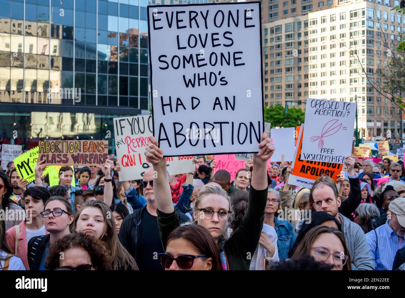 Over a thousand New Yorkers joined pro-choice activist groups and ...