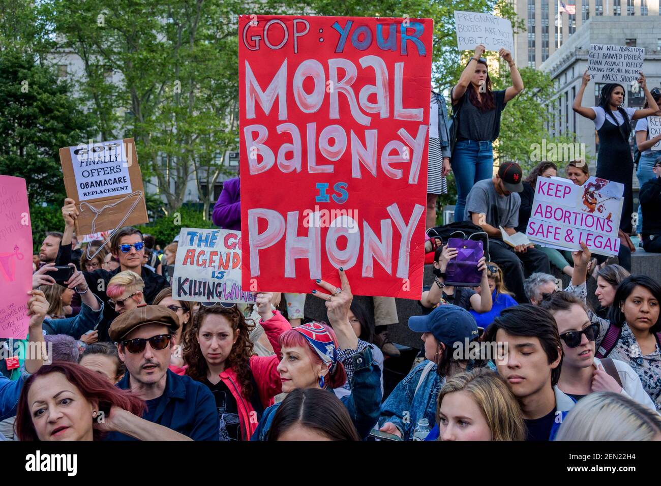 Over a thousand New Yorkers joined pro-choice activist groups and ...