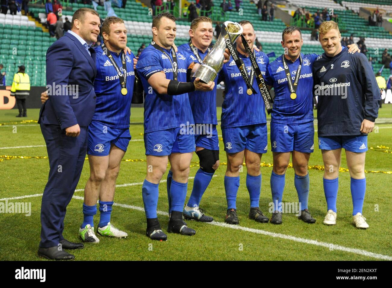 Leinster players celebrate with the trophy during the Guinness PRO14 ...