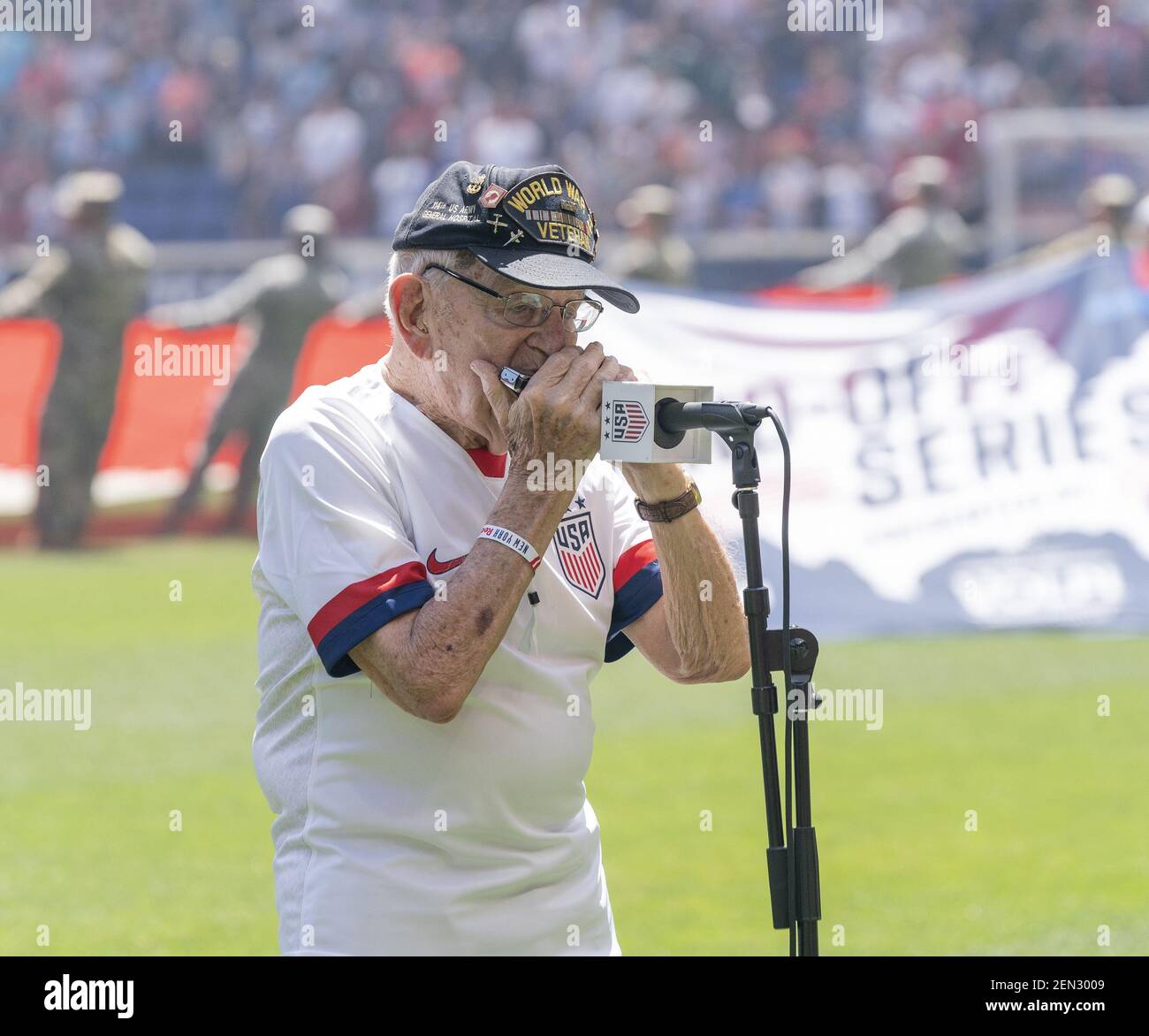 96-year-old World War II veteran Pete DuPre performs National Anthem on ...