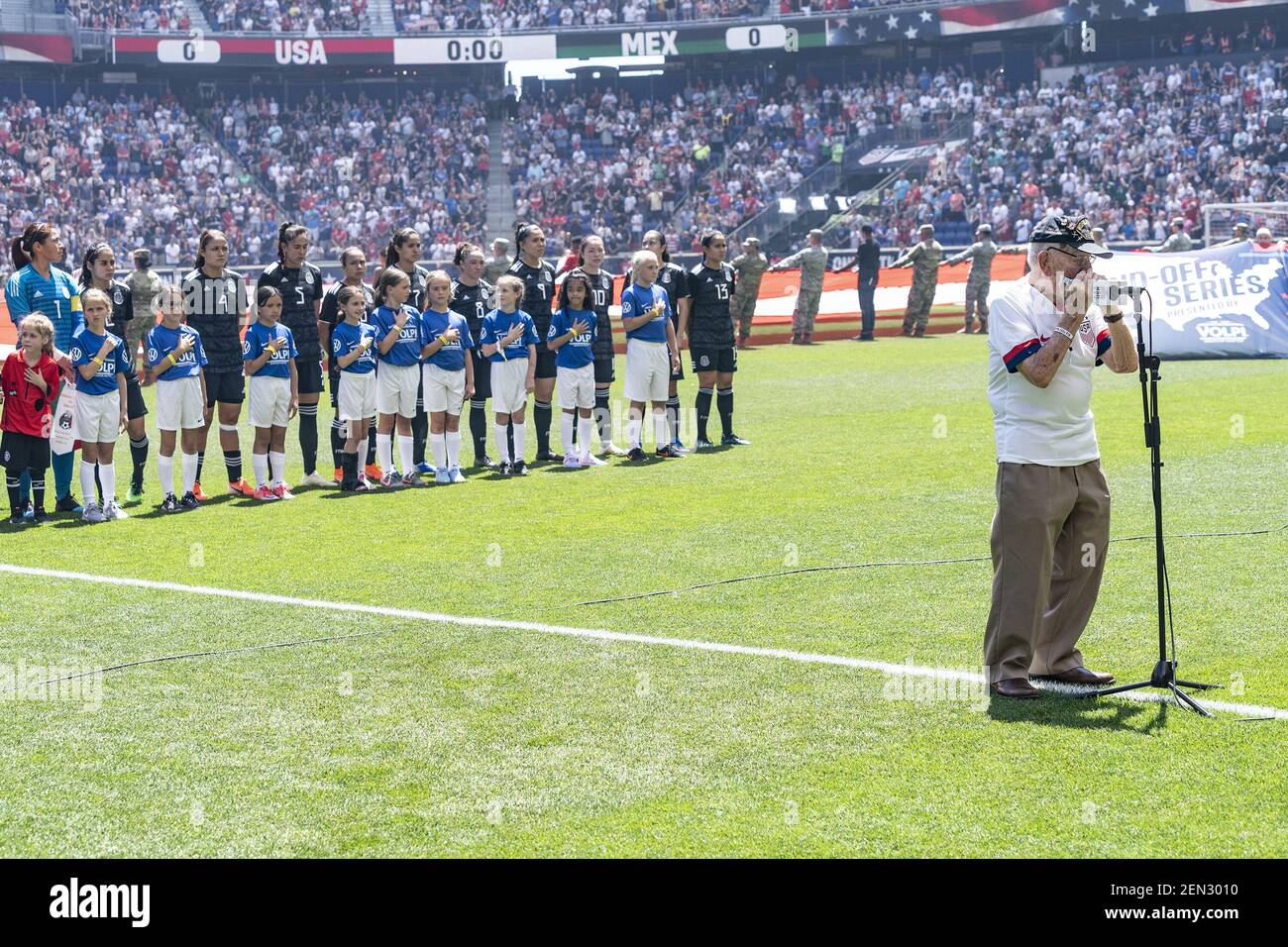 96-year-old World War II veteran Pete DuPre performs National Anthem on ...