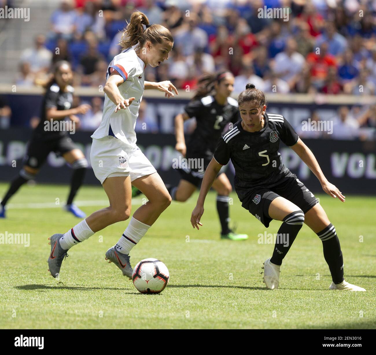 Tobin Heath (17) of USA controls ball during friendly game against ...