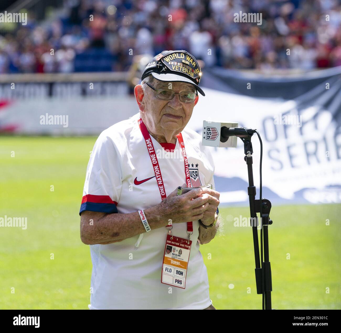 96-year-old World War II veteran Pete DuPre performs National Anthem on ...