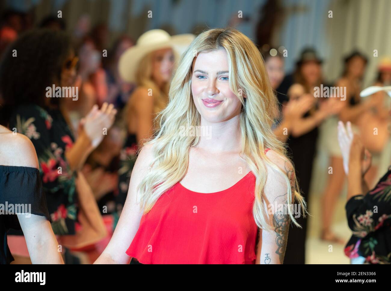 Michelle Hunziker (l.) and Ireland Basinger Baldwin walking along the ...