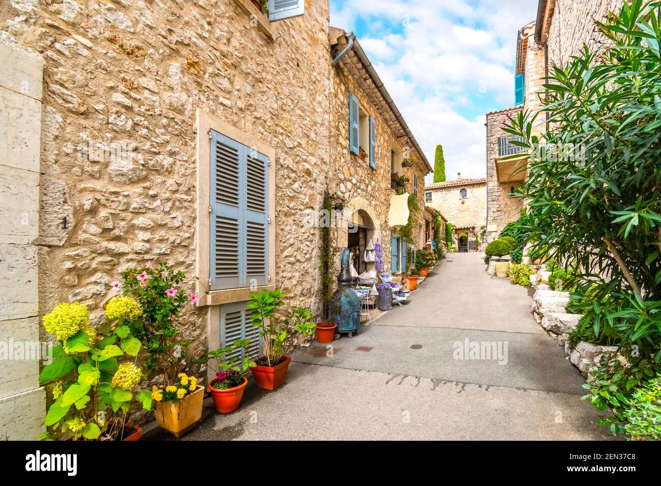 France a typical provencal house hi-res stock photography and images ...