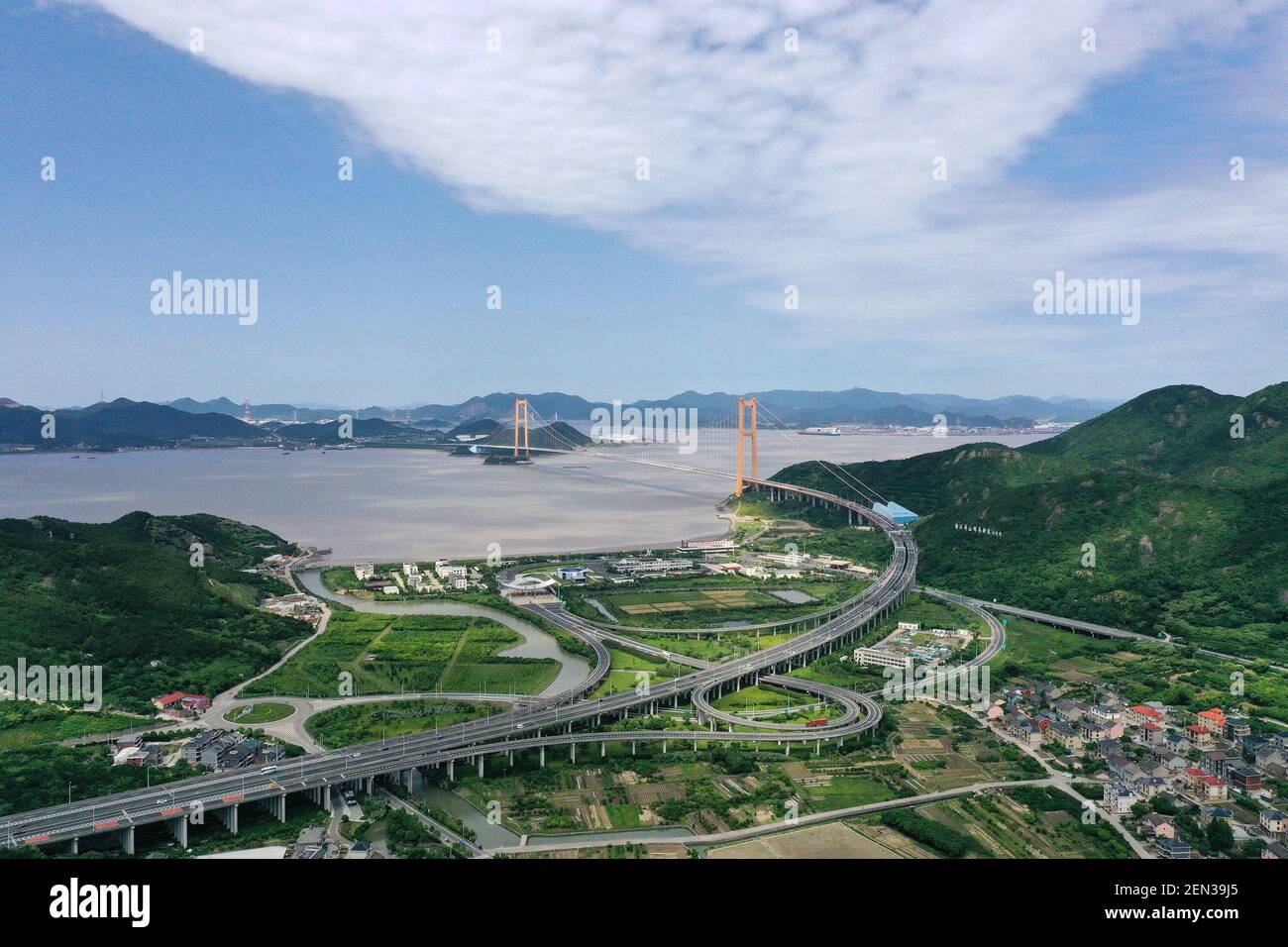 Chinese workers maintain the Xihoumen Bridge on the Zhoushan Trans ...