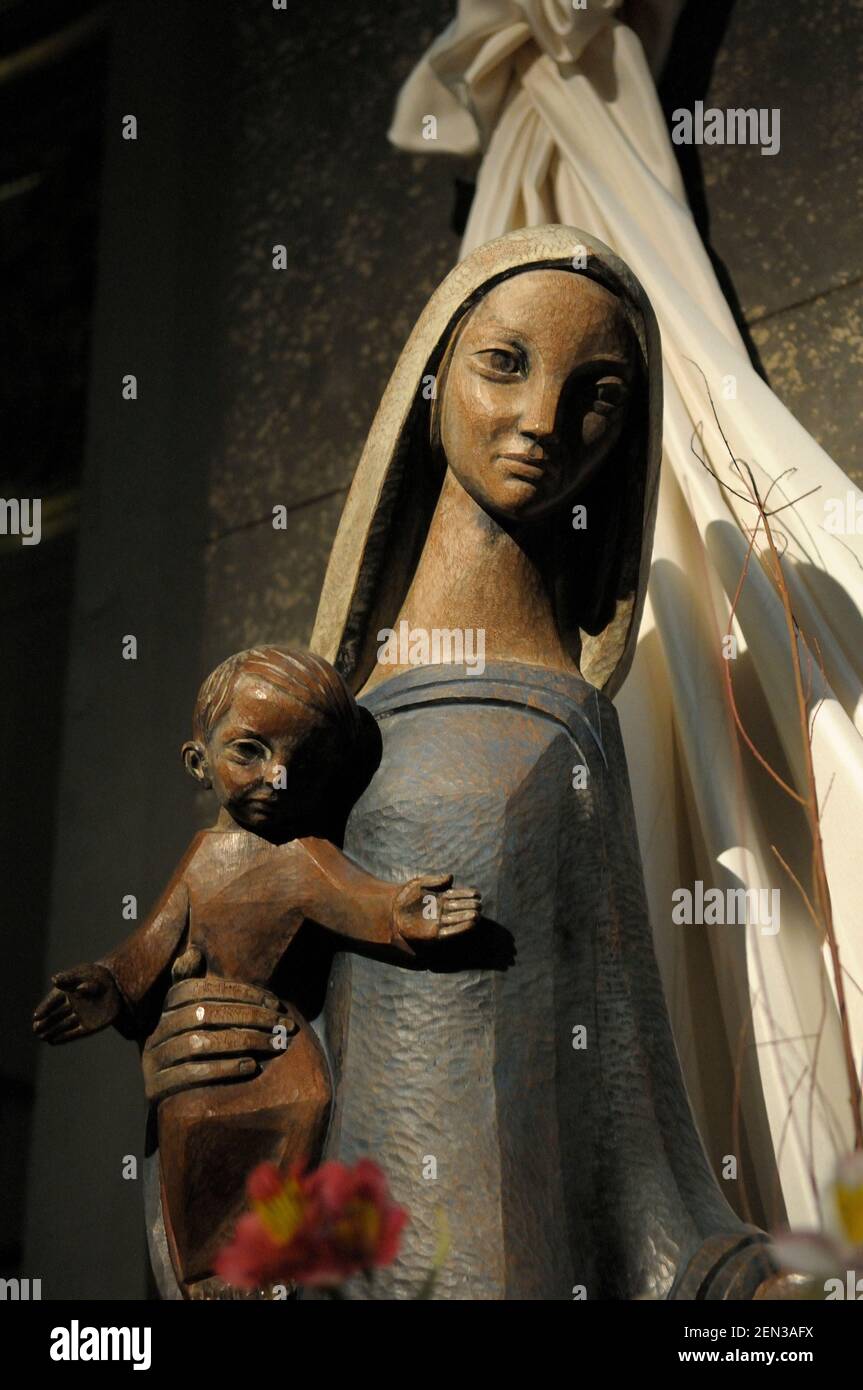 Wood carving of the virgin, Eglise Saint Pothin Stock Photo - Alamy